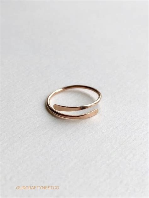 ۱۰ مدل انگشتر مینیمال که عاشقشان می‌شوید؛ فقط خانم‌های ساده‌پسند این