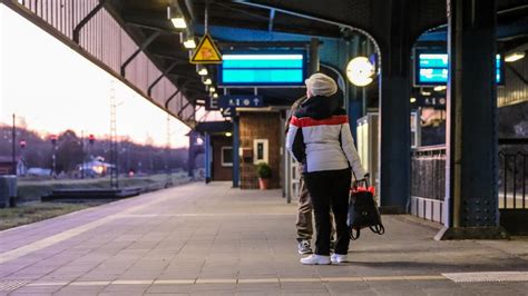 Leere Bahnhöfe Volle Straßen Die Folgen Des Mega Streiks In Sh