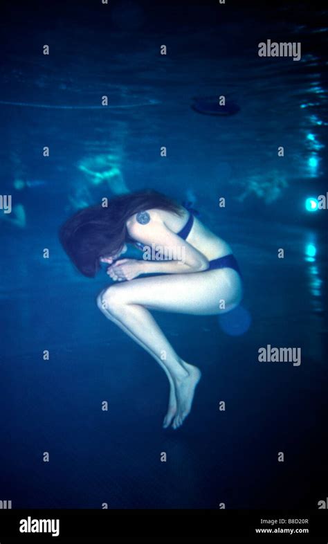 Woman Underwater Fetal Position Banque De Photographies Et Dimages à