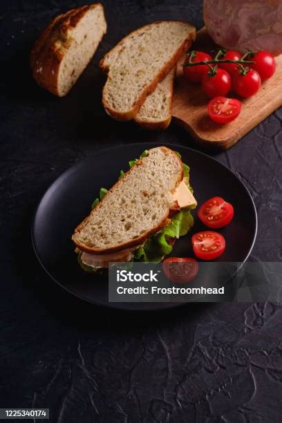 칠면조 햄 고기 녹색 샐러드 치즈 신선한 체리 토마토 슬라이스와 샌드위치 도마에 재료 근처 검은 접시에 어두운 질감 배경 각도보기 0명에 대한 스톡 사진 및 기타 이미지