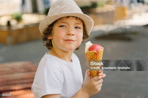 모자를 쓴 어린 소년이 아이스크림을 들고 행복하고 놀란 다 아이스크림을 가진 아이들 4 5세에 대한 스톡 사진 및 기타 이미지 4 5세 가정 생활 곱슬 머리 Istock