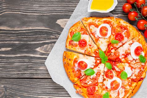 슬라이스 토마토 바 질 로즈마리와 모 짜 렐 라 치즈와 수 제 피자 마르게리타 개념에 대한 스톡 사진 및 기타 이미지 개념 구도 러시아 Istock