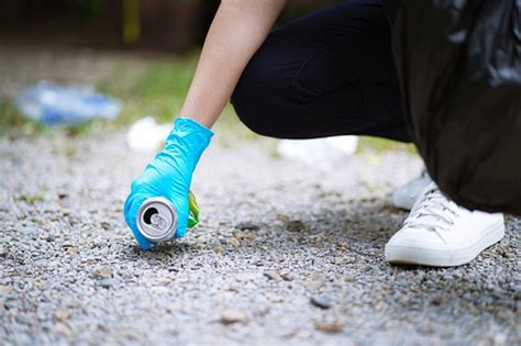 자원봉사 자선단체 여성 손 잡고 쓰레기 검은 봉투와 비닐병 쓰레기를 들고 공원 자원봉사 개념 재사용 및 자원봉사 지원 가방에 대한 스톡 사진 및 기타 이미지 Istock