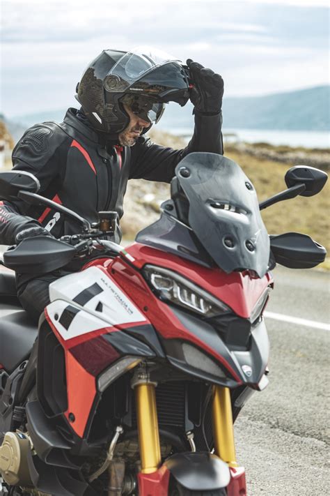 Schuberth präsentiert den C5 Carbon-Helm