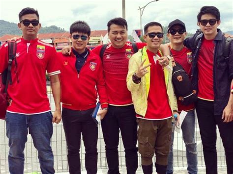 ဝမ်းနည်းခြင်းအမှတ်တရအဖြစ် မင်းသွေးရဲ့အင်္ကျ ီလေးဝတ်ပြီး