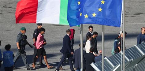Llegan A Albania Los Primeros 16 Migrantes Que Ocuparán Los Campos De