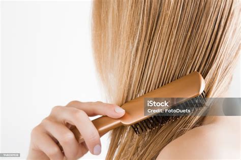 흰색 바탕에 샤워 후 젖은 금발 완벽 한 그녀의 머리를 솔 질 하는 빗을 가진 젊은 여자 아름 다운 건강 하 고 깨끗 한 머리에