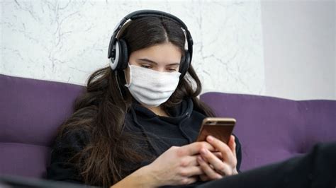 Tinejdžerka Samo Da Me Ne Poremete Vraćanjem U školu Savremena