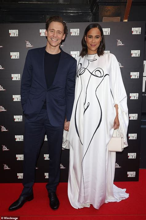 Jaimie Alexander Et Tom Hiddleston Tom Hiddleston Puts On A Loved Up Jaimie Alexander Et Tom Hiddleston Tom Hiddleston Puts On A Loved Up