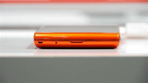 多機能ながら片手に楽々収まる「aquos Phone Si Sh 07e」速攻フォトレビュー Gigazine