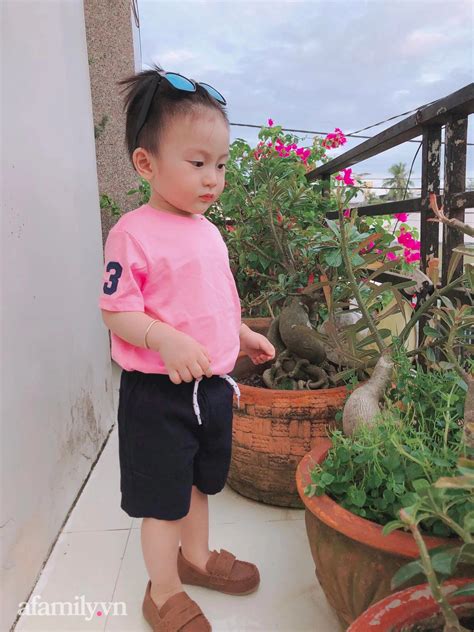 Bé trai để tóc dài như con gái Giới tính của con không ảnh hưởng bởi việc tóc ngắn hay dài