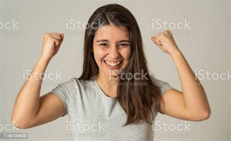 좋은 소식을 듣는 아름 다운 충격 여자의 초상화 복권을 우승 또는 깜짝 행복 한 얼굴로 큰 성공을 쾌활 한 제스처를 만들기 얼굴 표정 인간의 감정과 축 하 감정에 대한 스톡