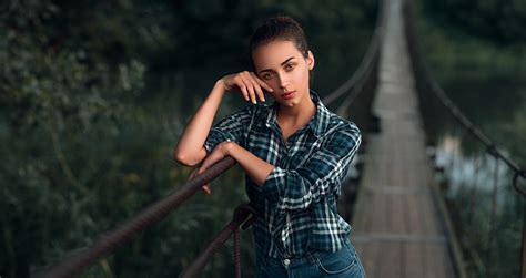 тапети лице слънчева светлина гора Дами модел дълбочина на рязкост брюнетка погледнете