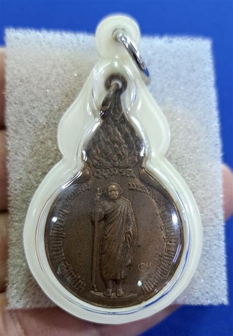 เหรียญ ยืนถือไม้เท้า ปี2518 หลวงปู่แหวน เหรียญประสบการณ์ 5 แชะ ตอกโค๊ตชัดเจน Ennxo