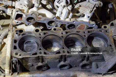 4 기통 엔진의 실린더 블록 수리를 위해 분해 모터 차량입니다 엔진 오일에 부품입니다 자동차 엔진 수리 서비스 가솔린에 대한 스톡 사진 및 기타 이미지 Istock