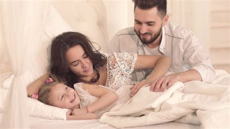 Padre E Figlia Che Dormono Insieme Sul Letto In Camera Da Letto 4k