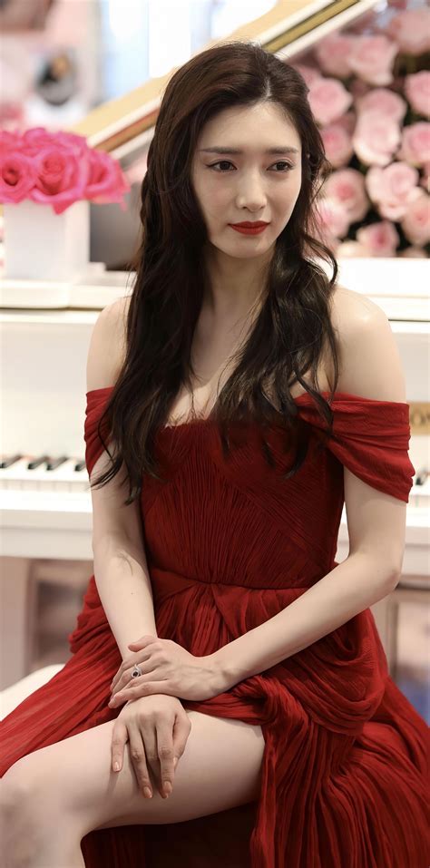 江疏影充满女人味的性感，她是你的理想型吗？抱一抱新浪新闻