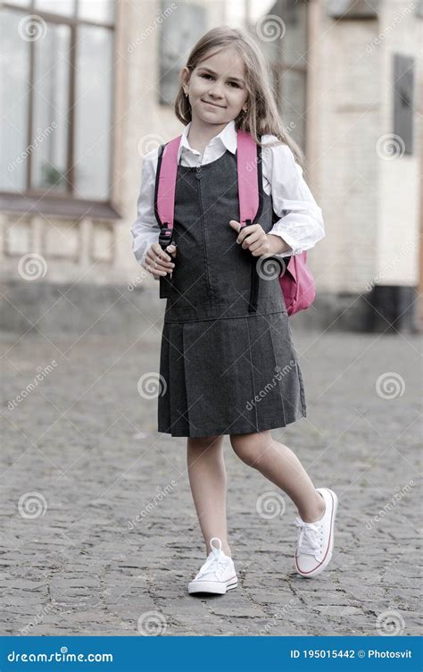 Elegante Garotinha De Uniforme Leva Saco De Escola De Volta Aos Suprimentos Escolares Roupa