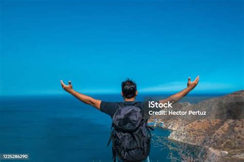 우승자 성공의 개념 하이킹 맨은 구름 위의 산 꼭대기로 걸어 간 후 두 팔을 하늘에서 들어 올려 기쁘게 응원합니다 남성에 대한 스톡 사진 및 기타 이미지 Istock