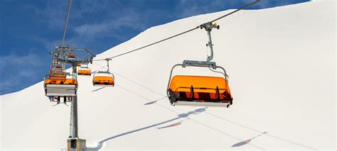 화창한 날에 힐랜드 알파인 산 겨울 리조트의 스키 리프트 로프 웨이 스키 체어 리프트 케이블 방식으로 스키와 스노우 보드를 즐길 수 있습니다 활강 슬로프의 배너 파노라마 뷰