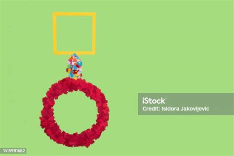 파쇄 된 종이와 프레임으로 만든 예술 목걸이 창조적 인 예술 최소한의 디자인 0에 대한 스톡 사진 및 기타 이미지 0 0명 8 Istock