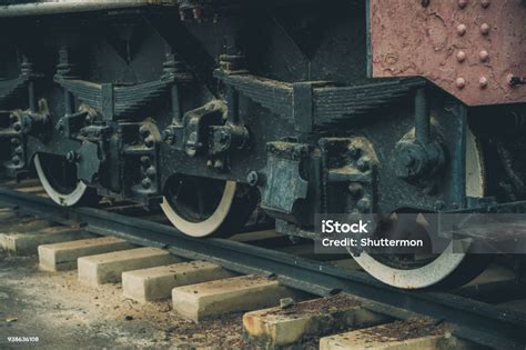 철도 트랙 오래 된 증기 엔진 기관차 기차와 고전적인 기간 열차의 철 바퀴 0명에 대한 스톡 사진 및 기타 이미지 0명 3