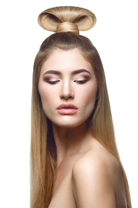 Muchacha Rubia Hermosa Con El Pelo Largo Foto De Archivo Imagen De