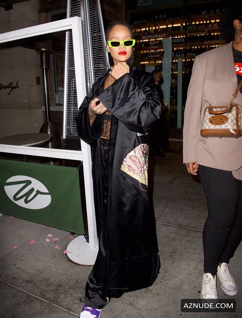 Rihanna Sexy Looks Fashionable While Grabbing Dinner At Wallys In