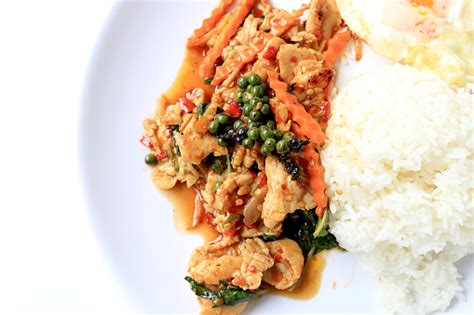 흰색 배경에 흰색 접시에 재 스민 쌀에 볶은 칠리 페이스트 및 신선한 파이퍼 Nigrum 닭 튀김된을 저 어 태국 스타일 음식입니다 거리에 대한 스톡 사진 및 기타 이미지