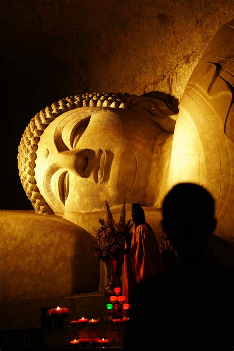 감은 눈 계발 고대 예술 고대의 고요한 고요함 돌 동상 디테일 마음가짐 명상 문화 문화 아이콘 문화 유산 부처 부처님 머리 불교 상징주의