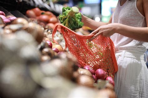 식료품 점에서 신선한 유기농 야채와 과일을 쇼핑하는 친환경 토트백을 사용하는 아시아 여성의 자른 사진 제로 웨이스트 개념 가정 생활에 대한 스톡 사진 및 기타 이미지