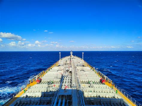 갑판 거래 경로들 국제 해역 기계 기호 논리학 길 찾기 대양 대형 선박 맑은 하늘 바다 바다 경치 바다 지평선 바다의 배 산업 상선 상업 운송