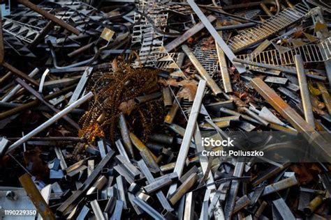 고철 더미 녹슨 금속 파이프 및 충전재 제조 공정에서 재활용을위한 재료 강철에 대한 스톡 사진 및 기타 이미지 강철 고물 집적소 고철 Istock