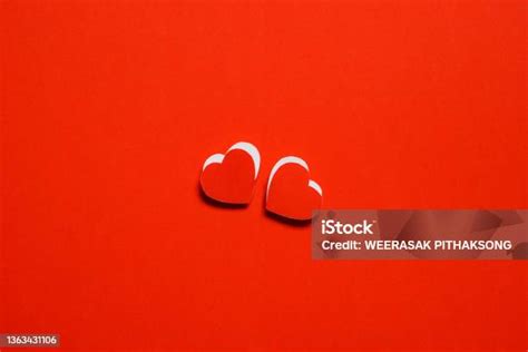 발렌타인 데이 배경 디자인의 경우 진홍색 배경에 작은 하트 모양의 빨간색과 흰색 종이 모양의 종이 컷의 상단 보기플랫 평지 복사 공간 개념에 대한 스톡 사진 및 기타 이미지