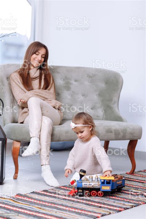 어머니의 날 작은 유치원 소녀 아이의 초상화 흥분 젊은 어머니는 스튜디오에서 함께 연주 재미를 가지고 행복한 엄마와 딸 포옹