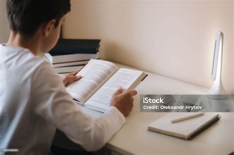 책상에 앉아 책을 읽는 어린 소년 검역 중 집에서 공부하기 메모장에 대한 스톡 사진 및 기타 이미지 메모장 바이러스 백인종 Istock