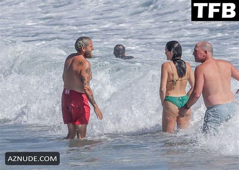 Sarah Brady Sexy Seen Flaunting Her Hot Bikini Body At The Beach With