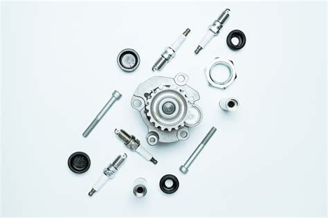 차량 부품 흰색 배경에 자동차 정비사 예비 또는 자동차 조각 새로운 금속 자동차 부품세트 텍스트 공간이 있는 수리 및 차량 서비스 0명에 대한 스톡 사진 및 기타 이미지