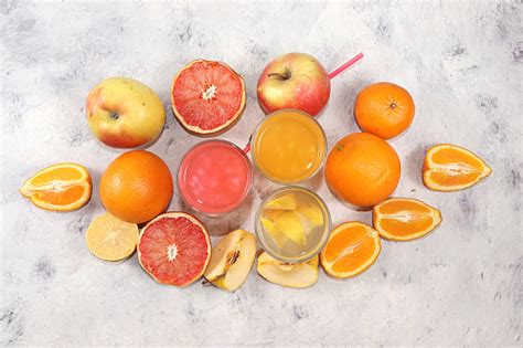 햇볕이 잘 드는 테이블에 과일 주스와 재료의 구색 해독 다이어트와 체중 감소 건강 하 고 자연적인 영양 바 라이프 스타일의 개념 0명에 대한 스톡 사진 및 기타 이미지