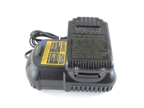 Police Auctions Canada Dewalt Dcb207 20v Battery With Dcb101 Charger
