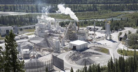 A Decarbonization Model That Concretely Values Transition Risk For