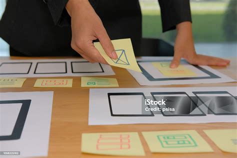 사용자 경험 ux 디자이너 디자인 웹 스마트폰 태블릿 레이아웃에 모바일 응용 프로그램을 계획 하는 ui입니다 개발자는 비즈니스