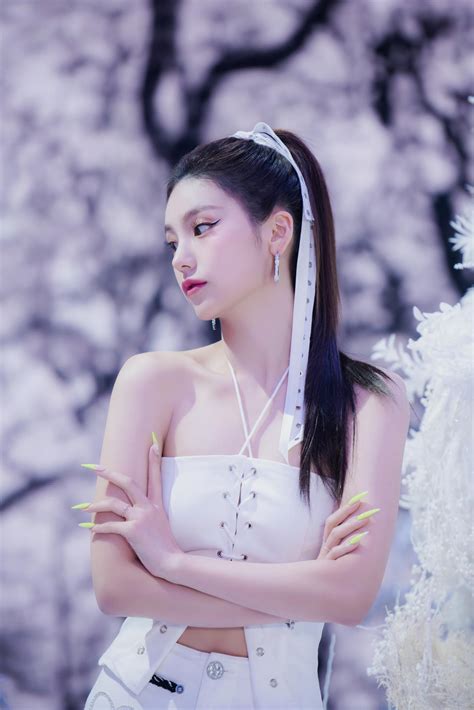 221201 Itzy Cheshire Mv Behind Images R Itzy