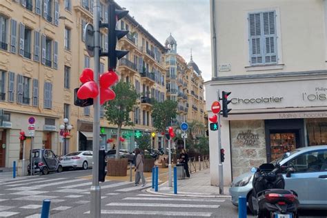 Nice Pourquoi Des Centaines De Ballons Rouges Ont été Accrochés