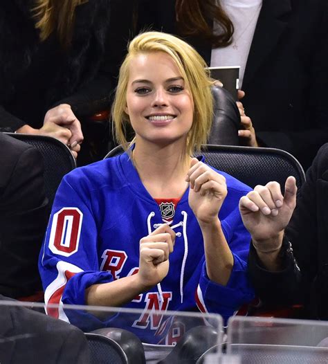 Margot Robbie Scrolller