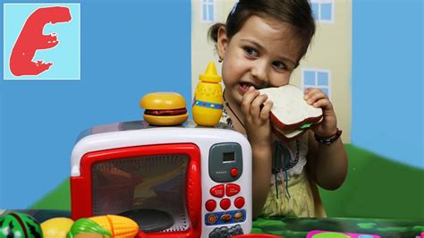 ემილი ამზადებს საჭმელებს წვავს კვერცხს ხარშავს მაკარონს Youtube