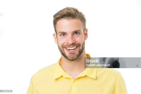 흰색 배경에 고립 된 면도되지 않은 얼굴에 완벽한 미소와 마초 수염을 가진 행복한 남자 수염이 잘 생긴 스킨 케어 와 그루밍 헤어 앤 이발소 살롱 개성 개념에 대한 스톡