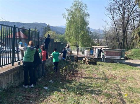 Община Пирдоп проведе акция по почистване и освежаване на парковите и