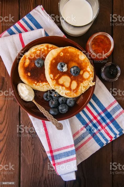 접시에 딸기와 홈메이드 팬케이크의 스택 항아리 잼에에서 우유 유지 소박한 스타일입니다 나무 배경입니다 최고 보기 및 복사 공간입니다 목재 재료에 대한 스톡 사진 및 기타