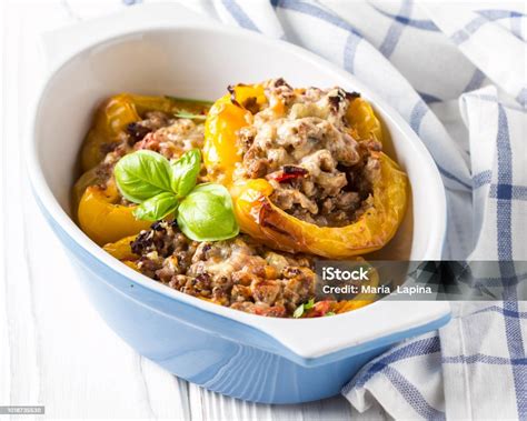 박제 노란 피망 쇠고기 스튜 야채와 치즈 소 밝은 나무 배경 0명에 대한 스톡 사진 및 기타 이미지 0명 가득 찬 가을 Istock